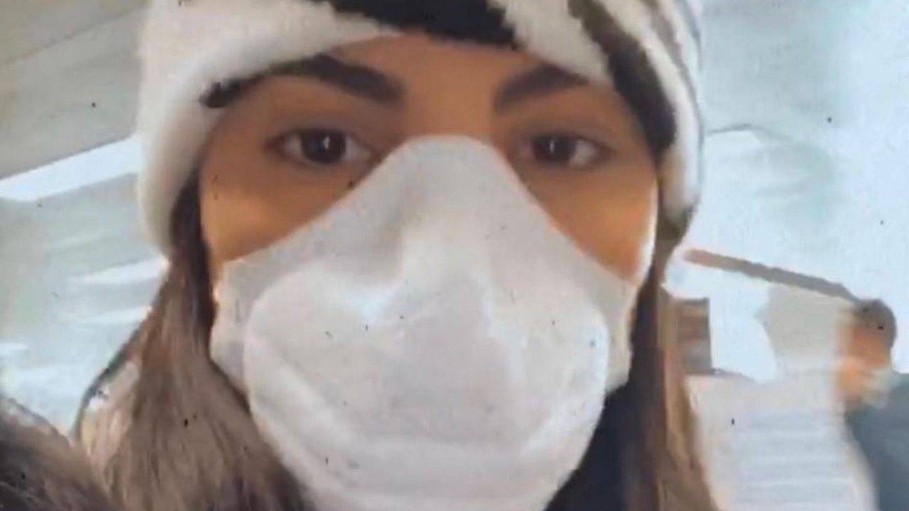 Giulia De Lellis ha paura del Coronavirus e si mostra con la mascherina ... Giulia De Lellis ha paura del Coronavirus e si mostra con la mascherina ...