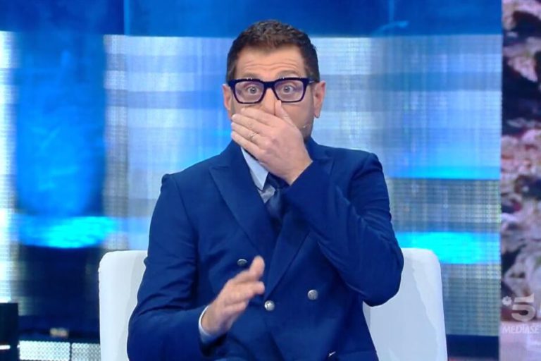 Enrico Papi fa una battuta sorprendente a Ilary Blasi durante l’Isola ...