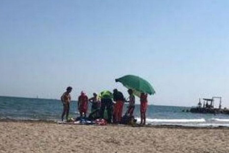 Tragedia in Spiaggia: Muore un Giovane di 28 Anni davanti alla ... Tragedia in Spiaggia: Muore un Giovane di 28 Anni davanti alla ...