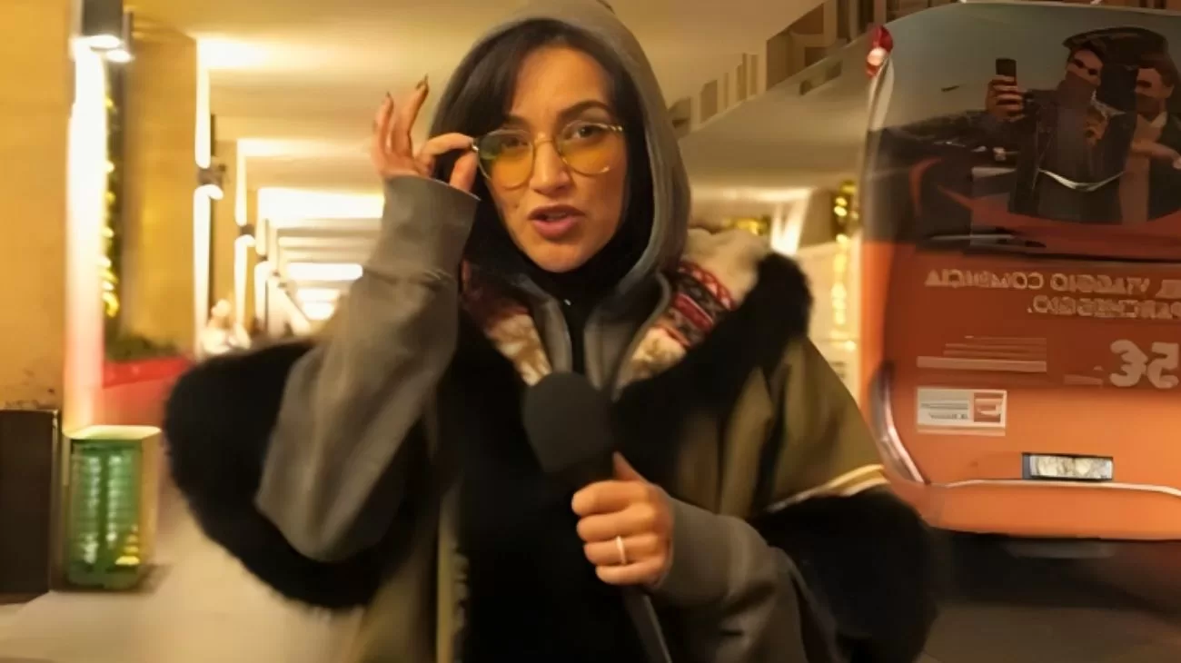 Striscia, Rajae Bezzaz va in incognito a Roma Termini e riceve proposte ... Striscia, Rajae Bezzaz va in incognito a Roma Termini e riceve proposte ...
