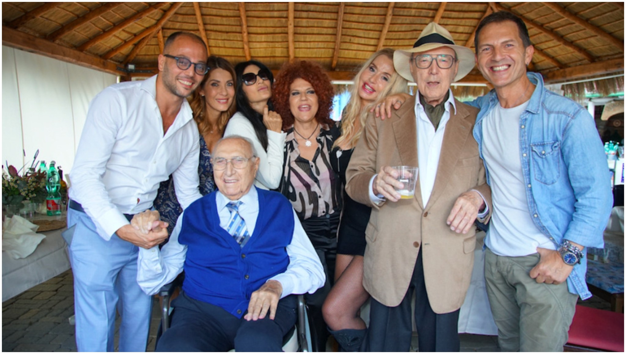 Pippo Baudo in carrozzina alla festa dei 90 anni di Pierfrancesco ...