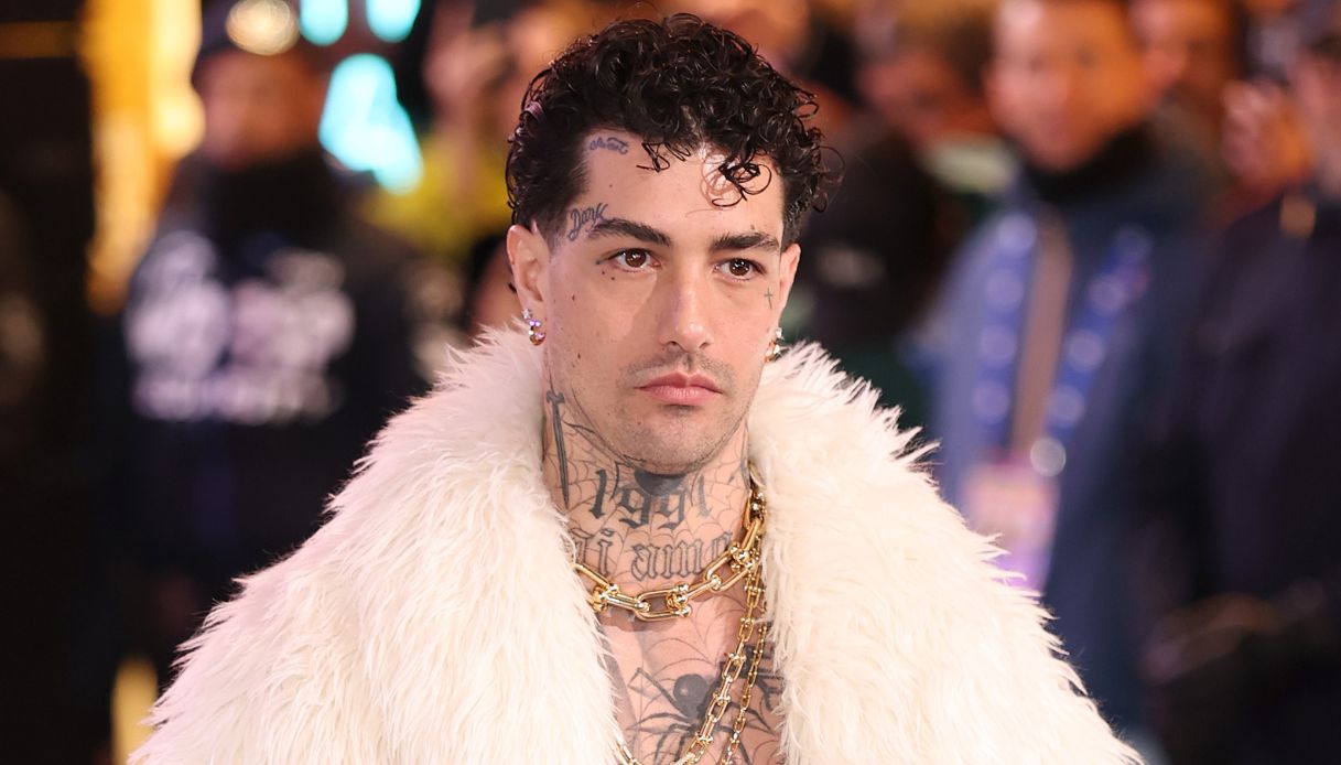 Sanremo 2025, Tony Effe e il “collana-gate”: scatta l’esposto del ...